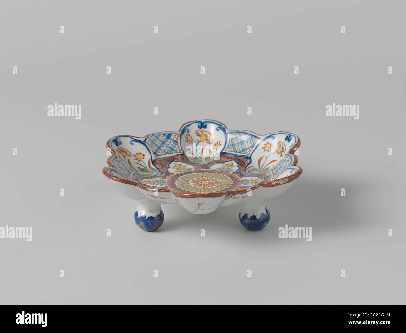 Scale of multi-colored painted faïence. Scale of faïence with lobed ...