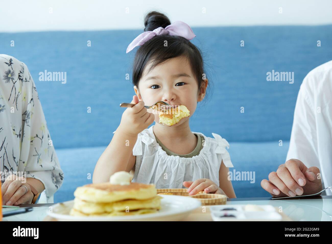 Nuclear family eating hi-res stock photography and images - Alamy