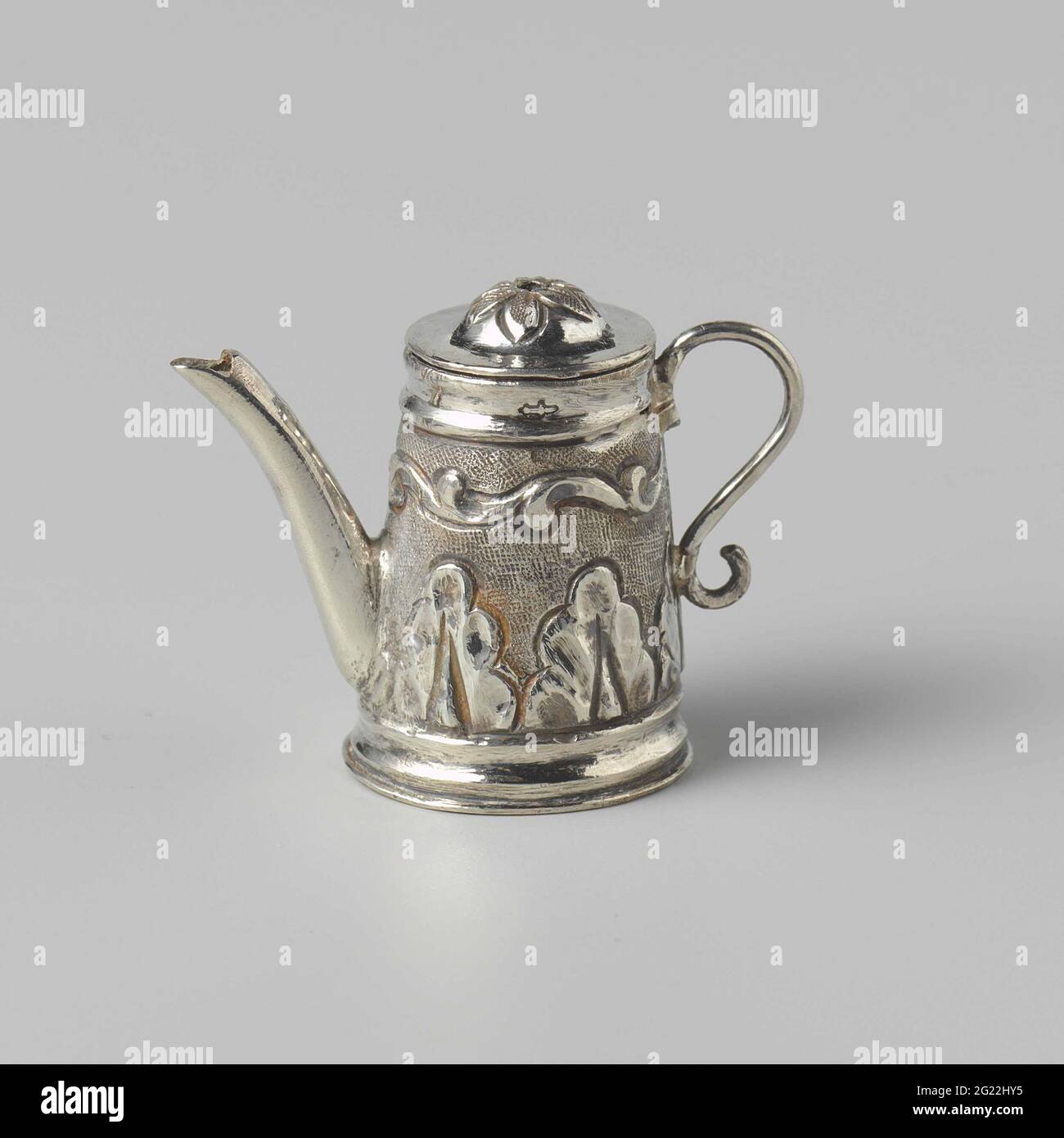 Teapot. Cup-shaped teapot with an S-shaped handle and a lid. The knob ...