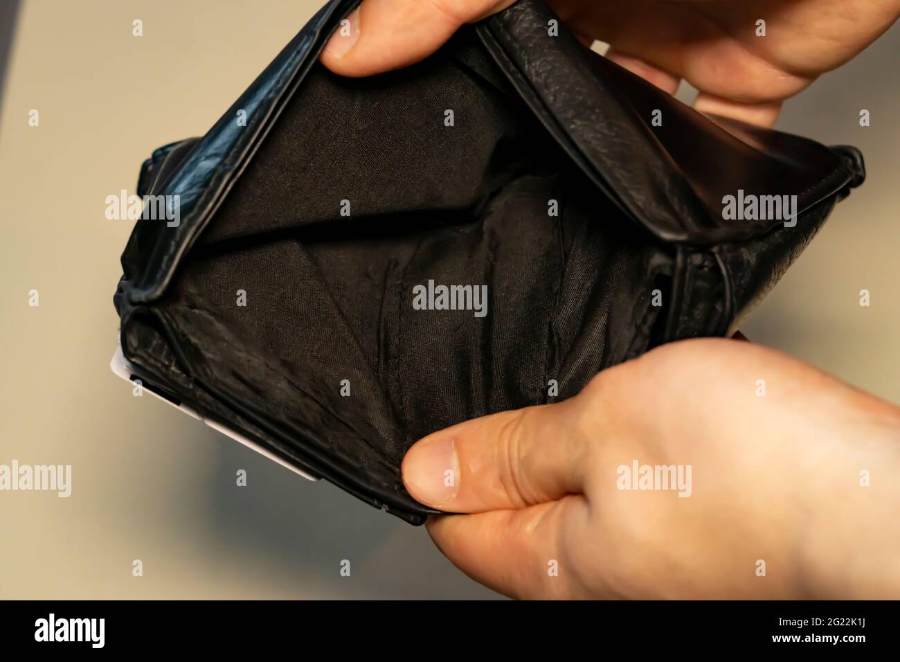 Empty wallet hi-res stock photography and images - Alamy