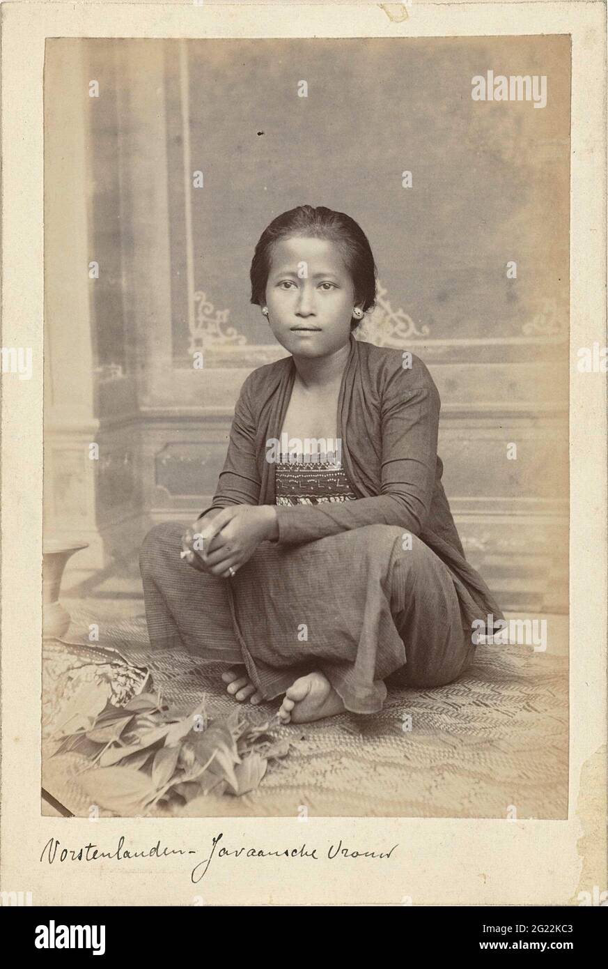 Studio portrait of a sitting Javanese woman; Vorstenlanden-Javanese ...