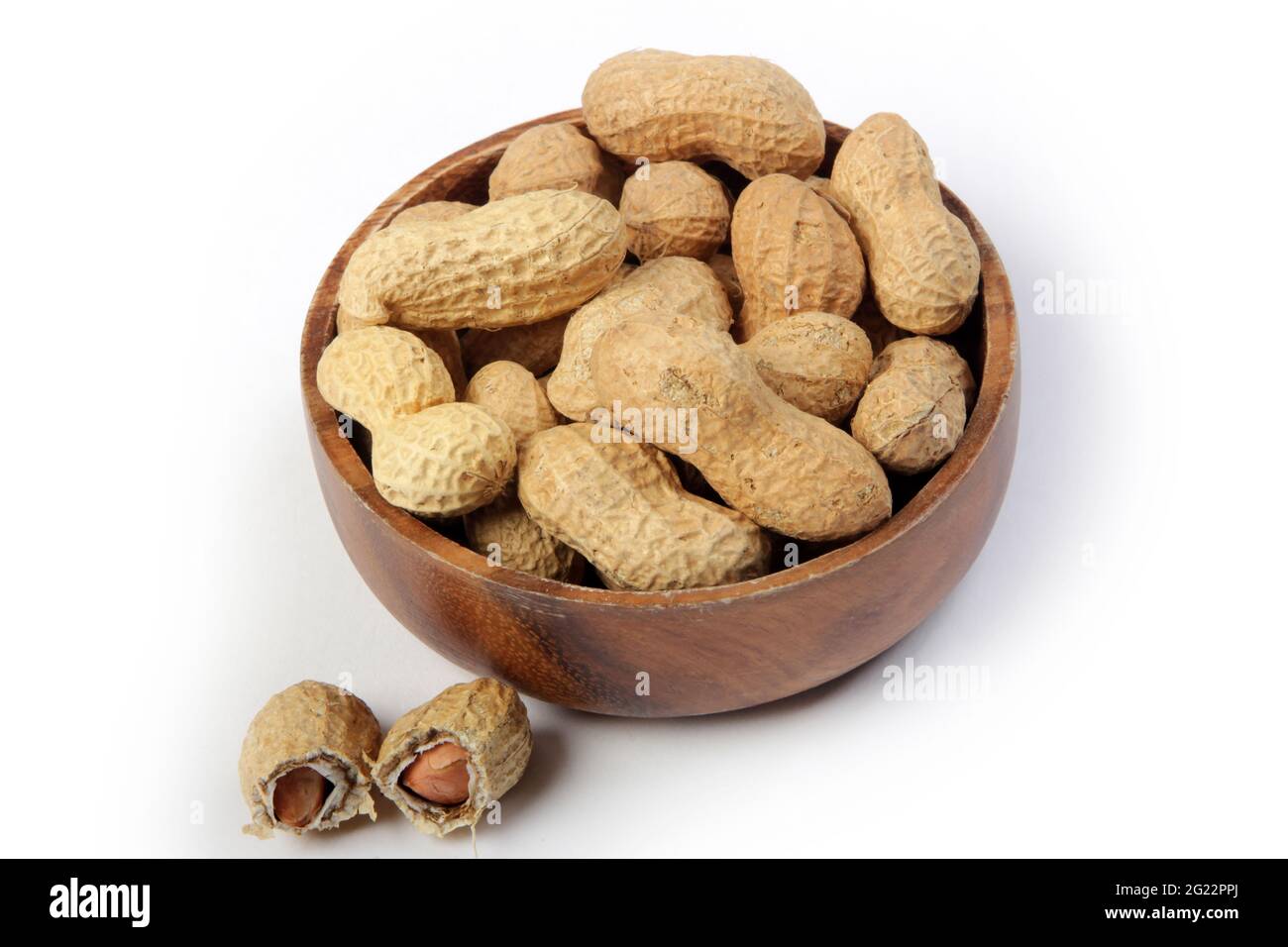 Fresh shelled peanuts in bamboo plate Stock Photo - Alamy