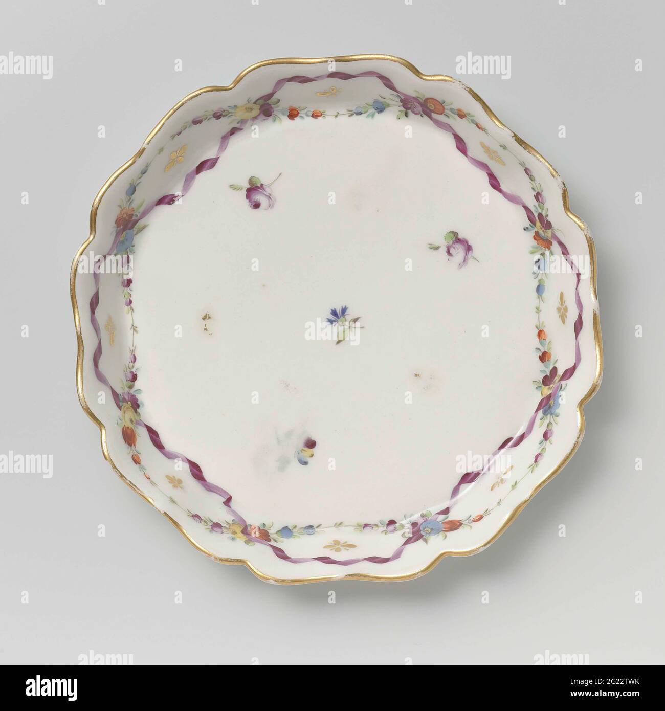Pattipan, painted with spreader flowers and golden spangles. Pattipan ...