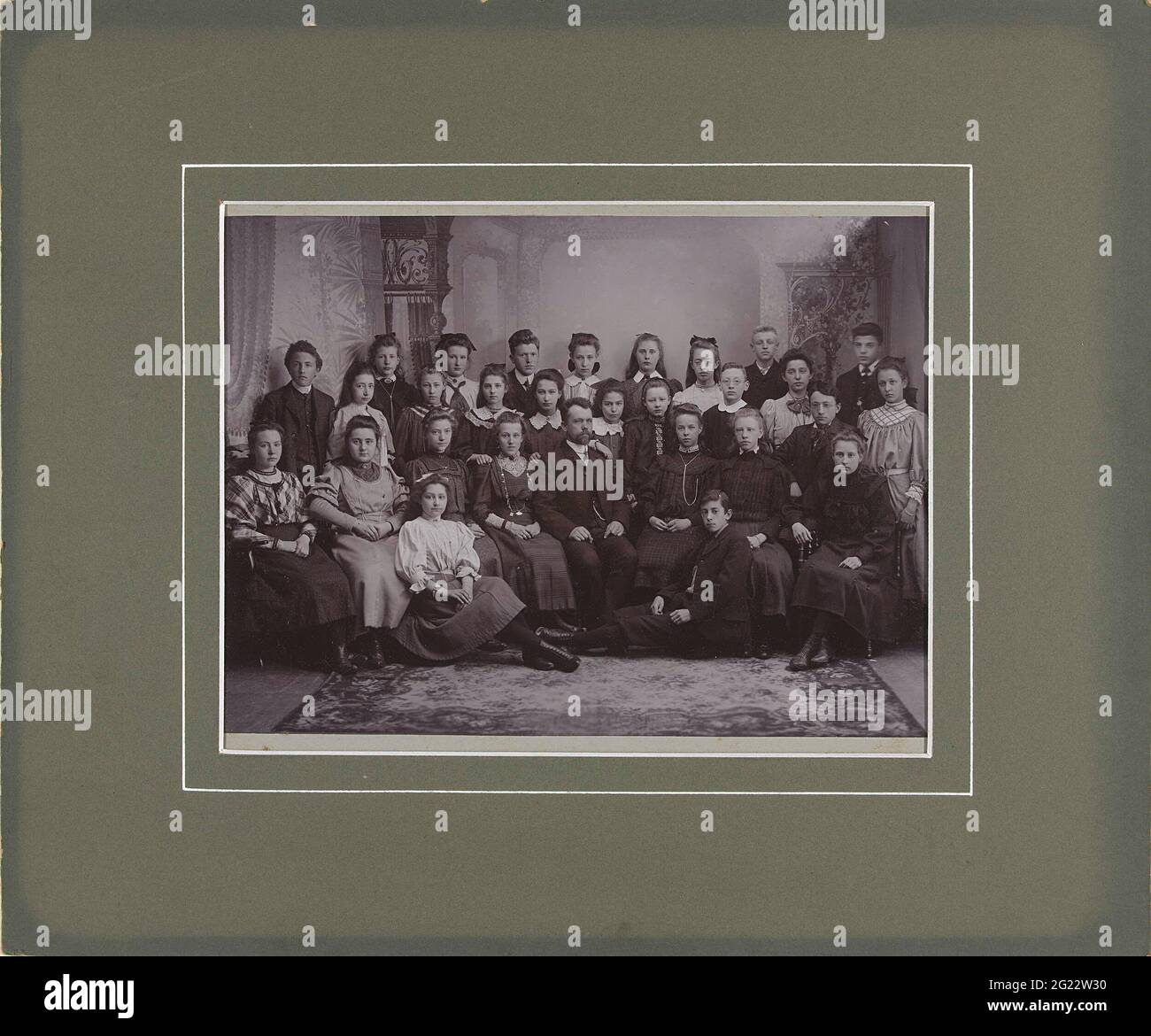 School portrait of a class in an interior decor Stock Photo - Alamy