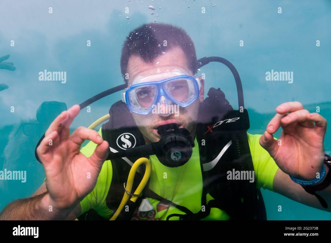 Scuba diver in tank hi-res stock photography and images - Alamy