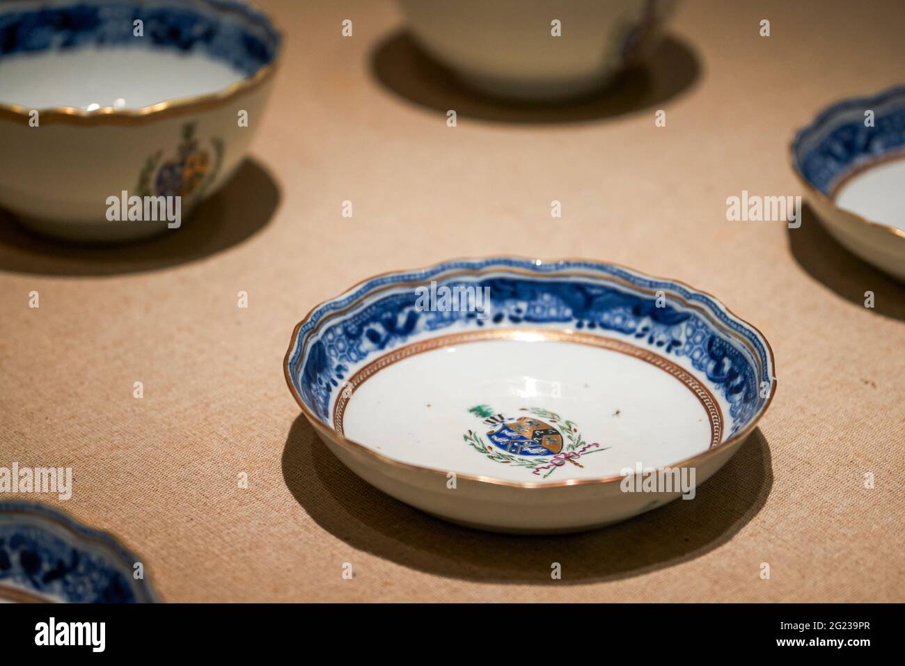 Peony pattern folding edge plate hi-res stock photography and images ...