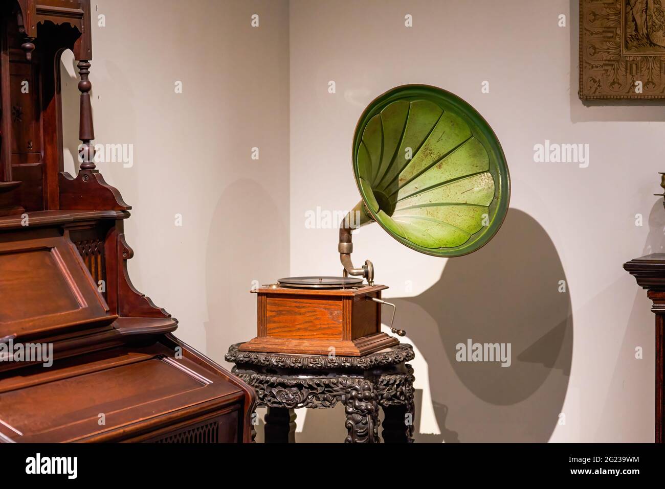 Retro record gramophone and pipe organ close-up Stock Photo - Alamy