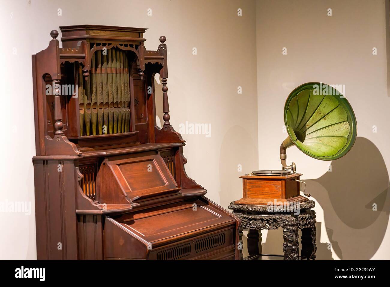 Master organ player hi-res stock photography and images - Alamy
