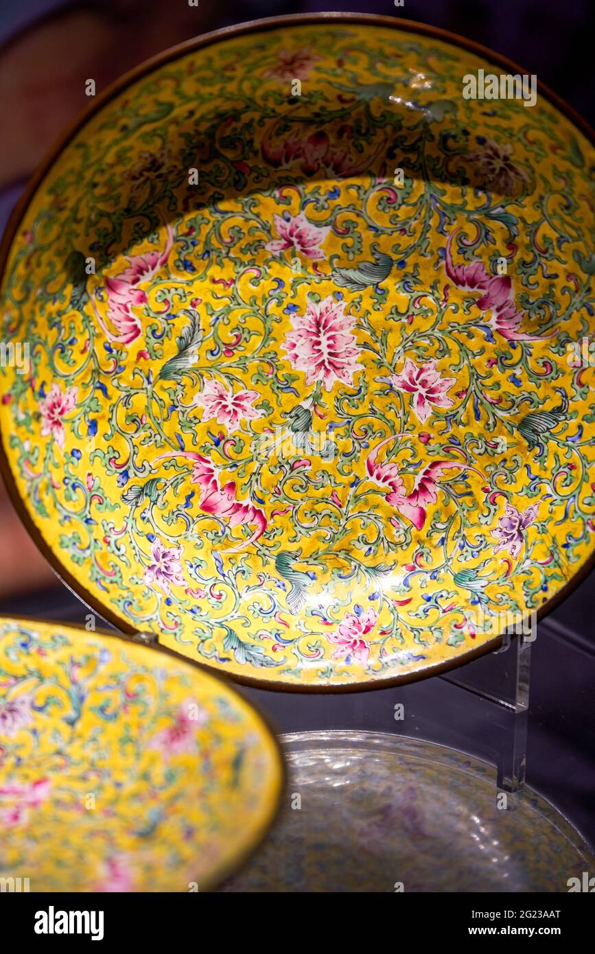 Peony pattern folding edge plate hi-res stock photography and images ...