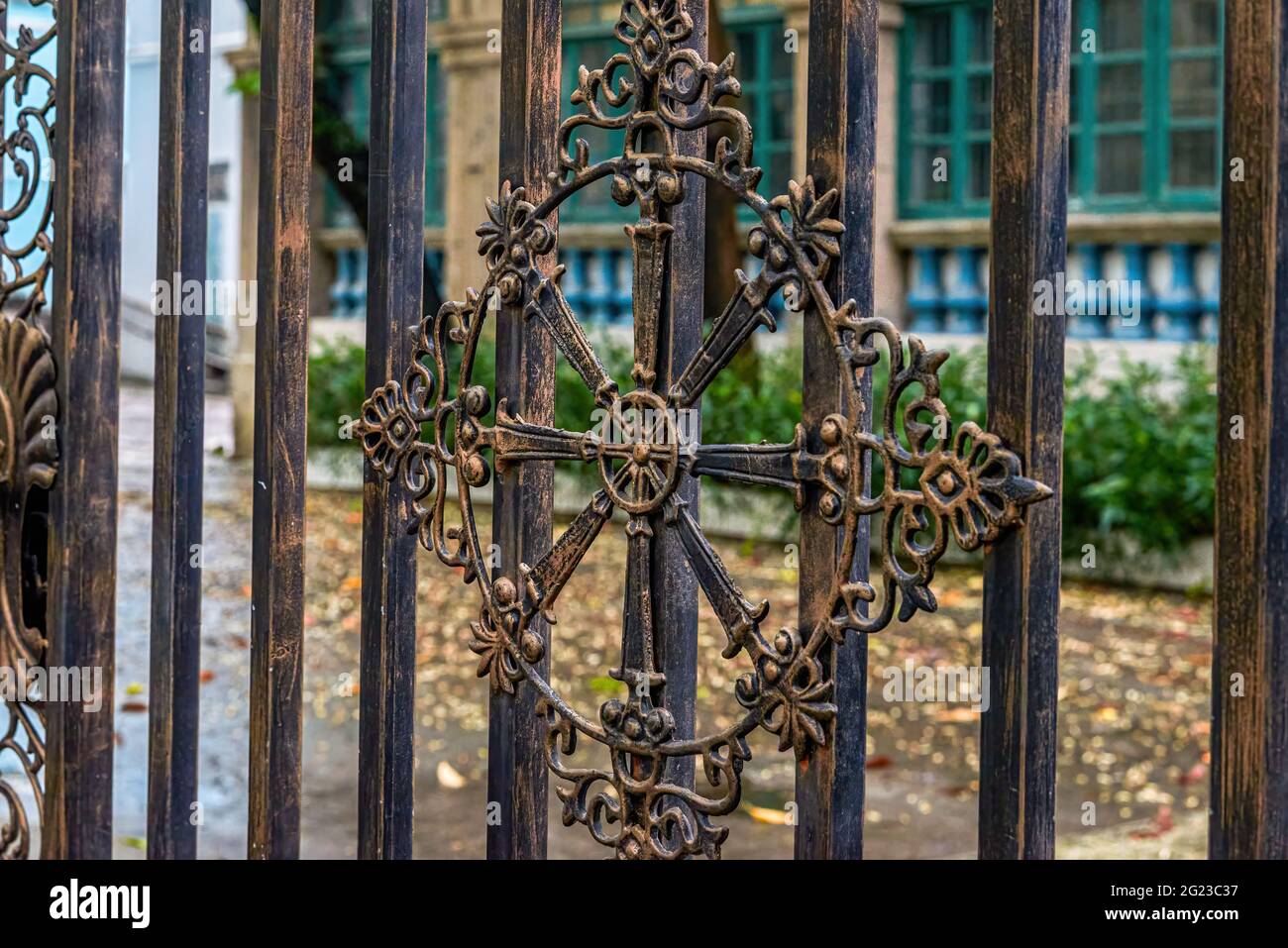 Wrought iron garden fence curl hi-res stock photography and images - Alamy