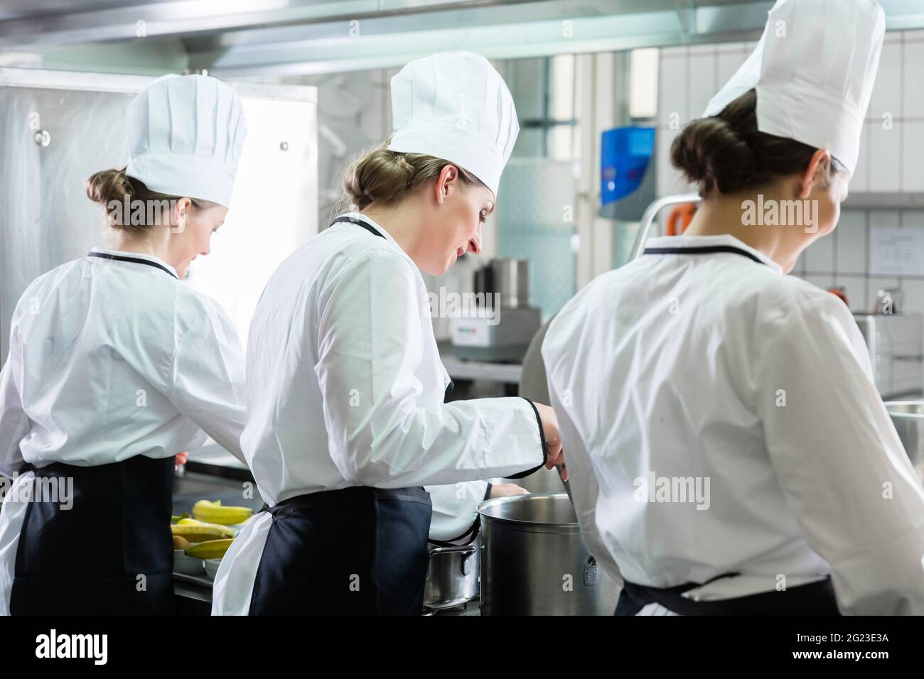 Chefs kitchen staff working in hi-res stock photography and images - Alamy
