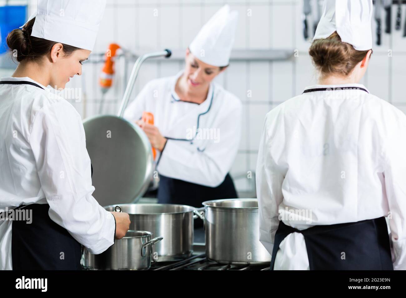 Team restaurant kitchen staff busy hi-res stock photography and images ...