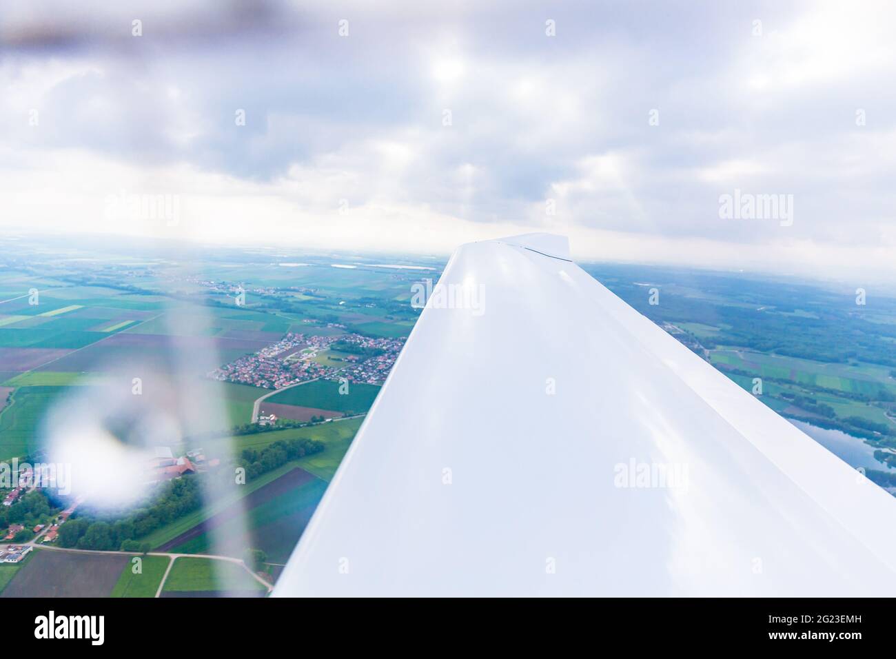 Underneath of aircraft wing hi-res stock photography and images - Alamy