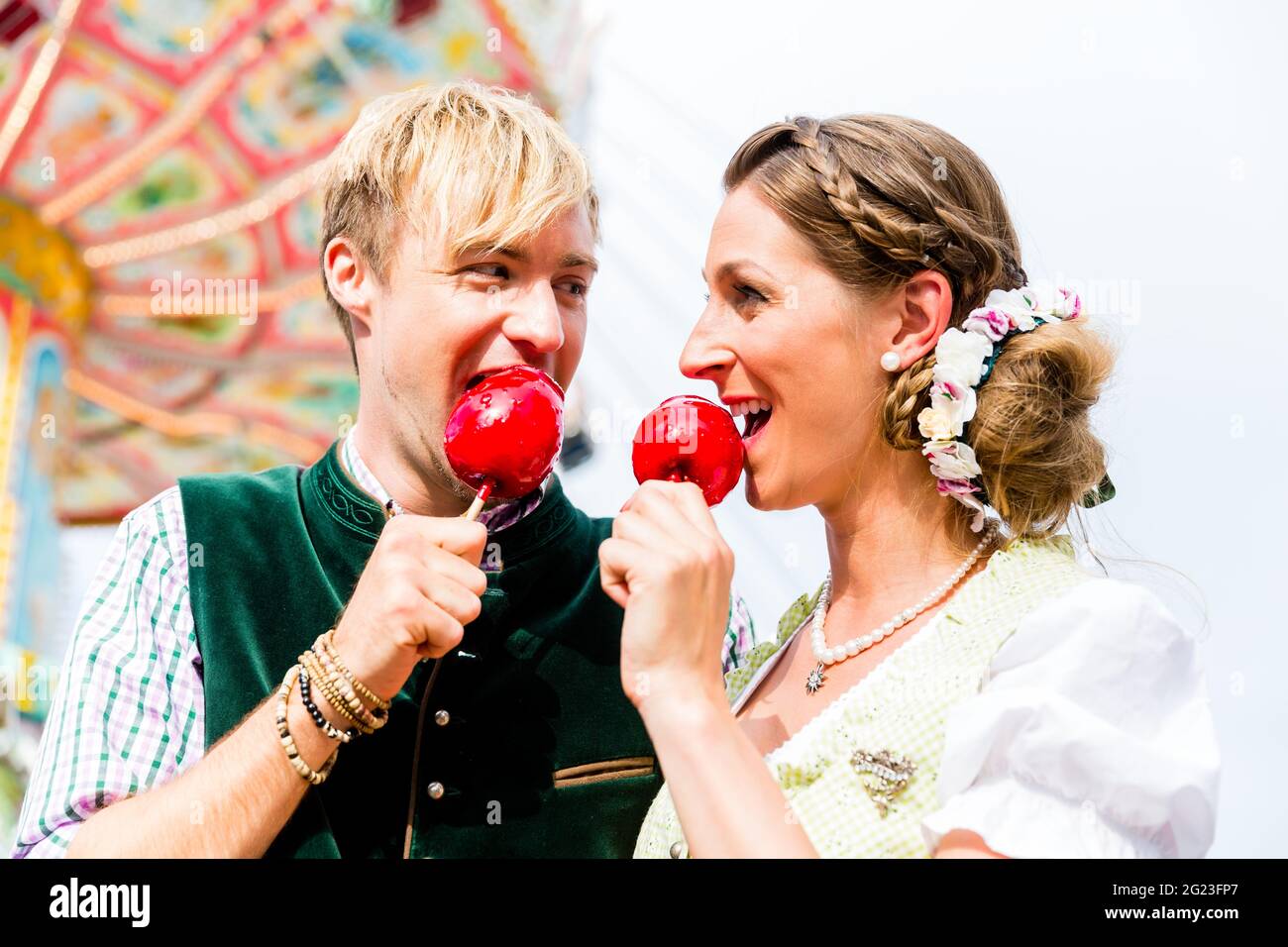 Couple biting apple hi-res stock photography and images - Alamy