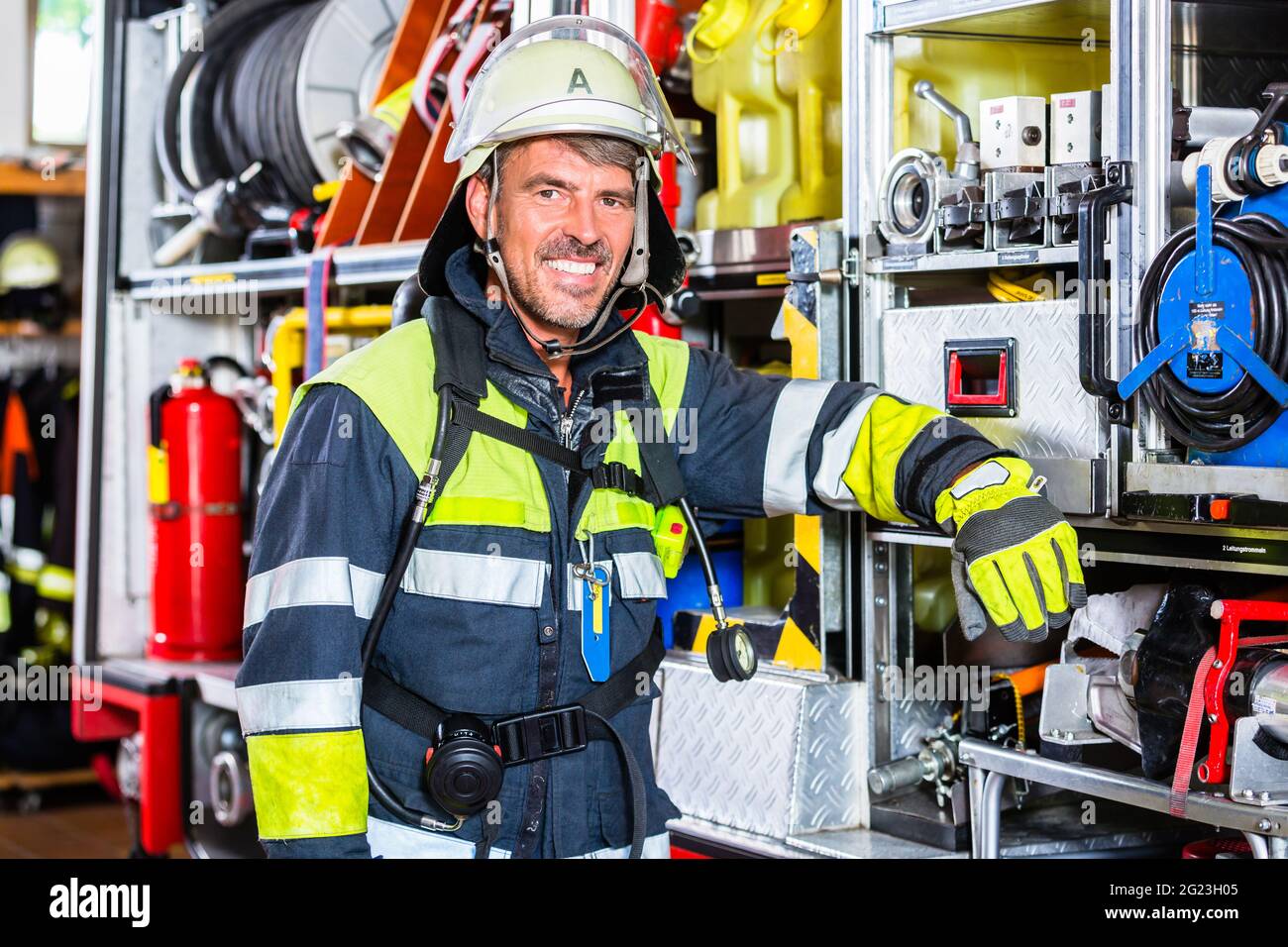Fire fighter in uniform hi-res stock photography and images - Alamy