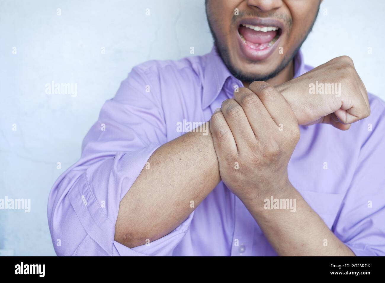 man suffering pain in hand close up Stock Photo - Alamy