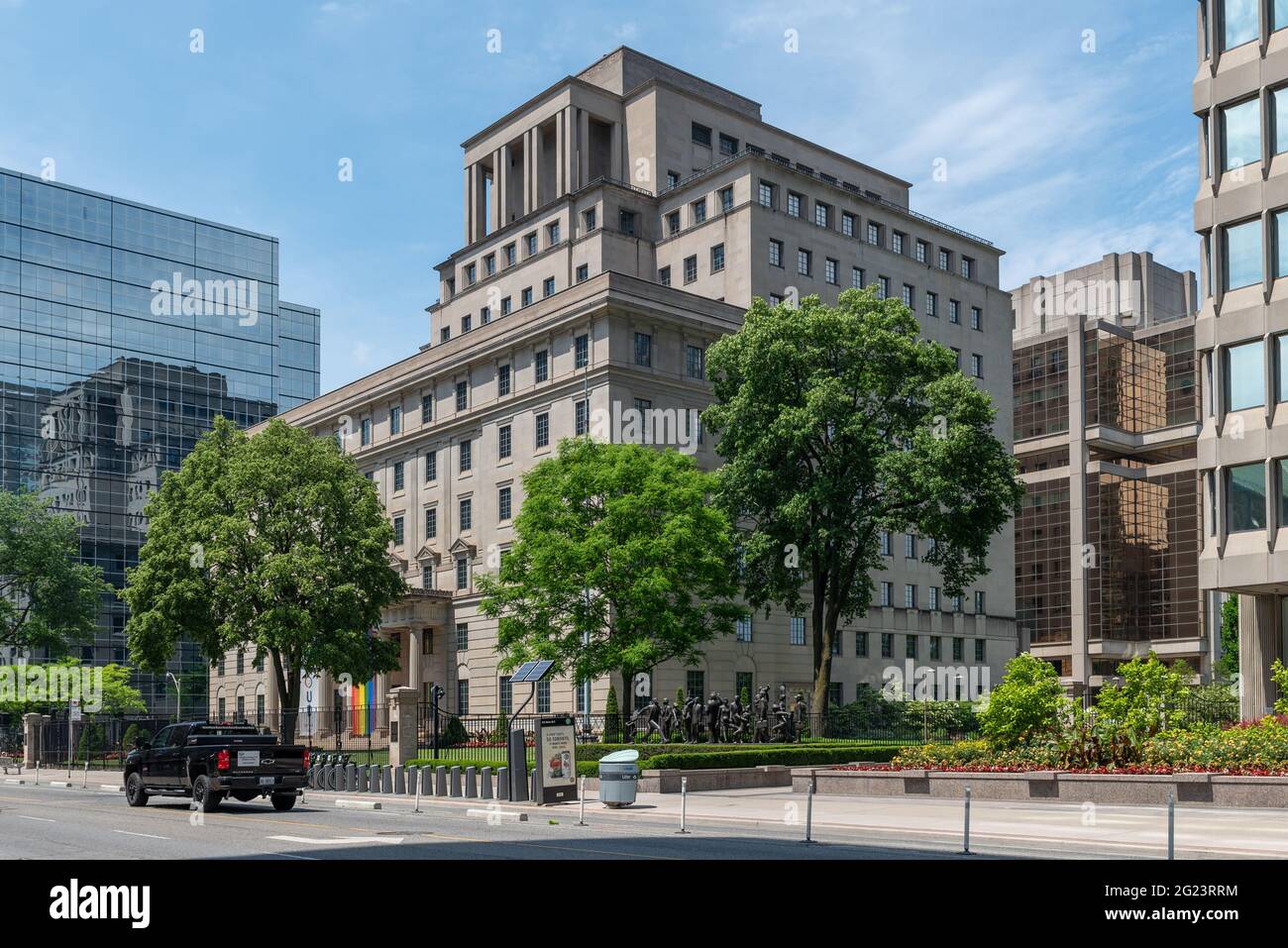 The Manufacturer's Life Insurance building in Bloor Street, Toronto ...