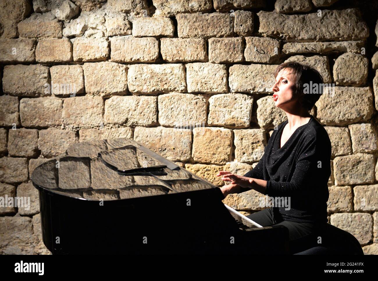 Caroline Montier sings Barbara Stock Photo - Alamy