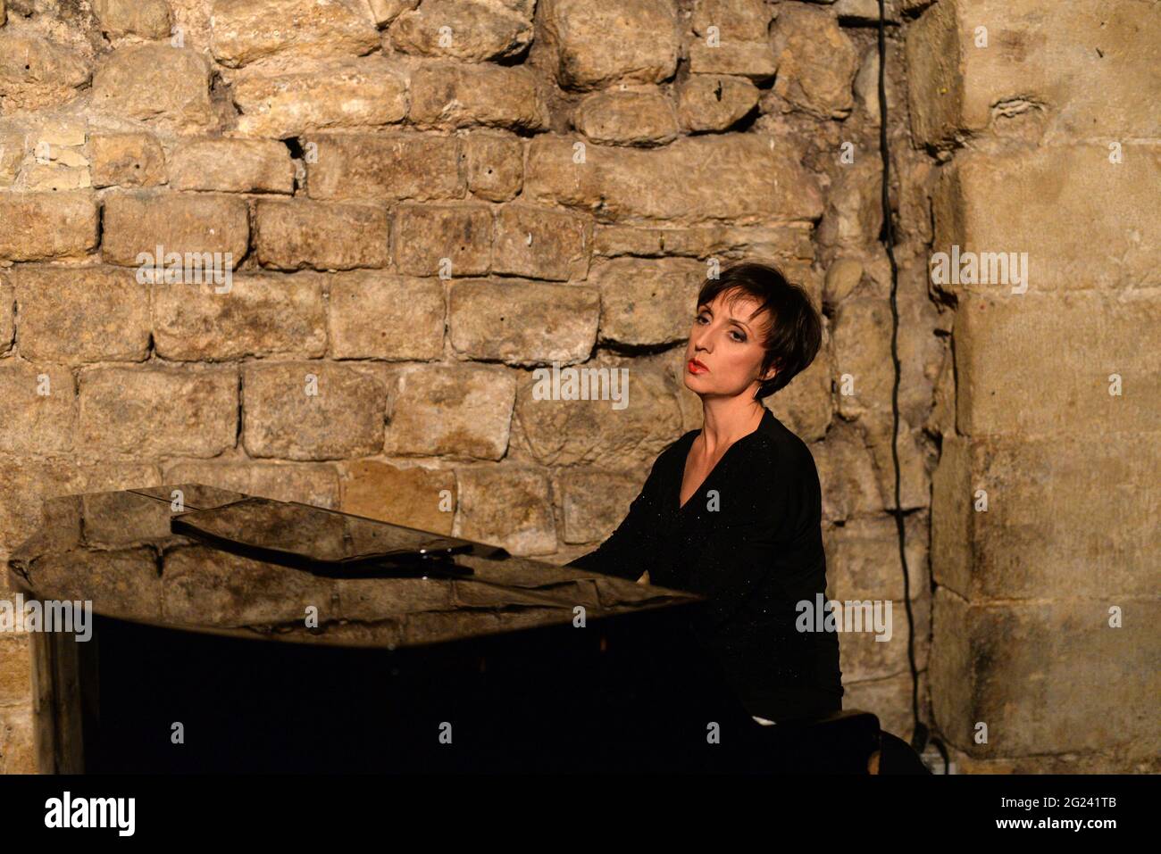 Caroline Montier sings Barbara Stock Photo - Alamy