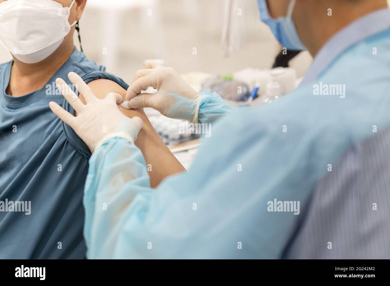Nurse cleaning injection hi-res stock photography and images - Alamy
