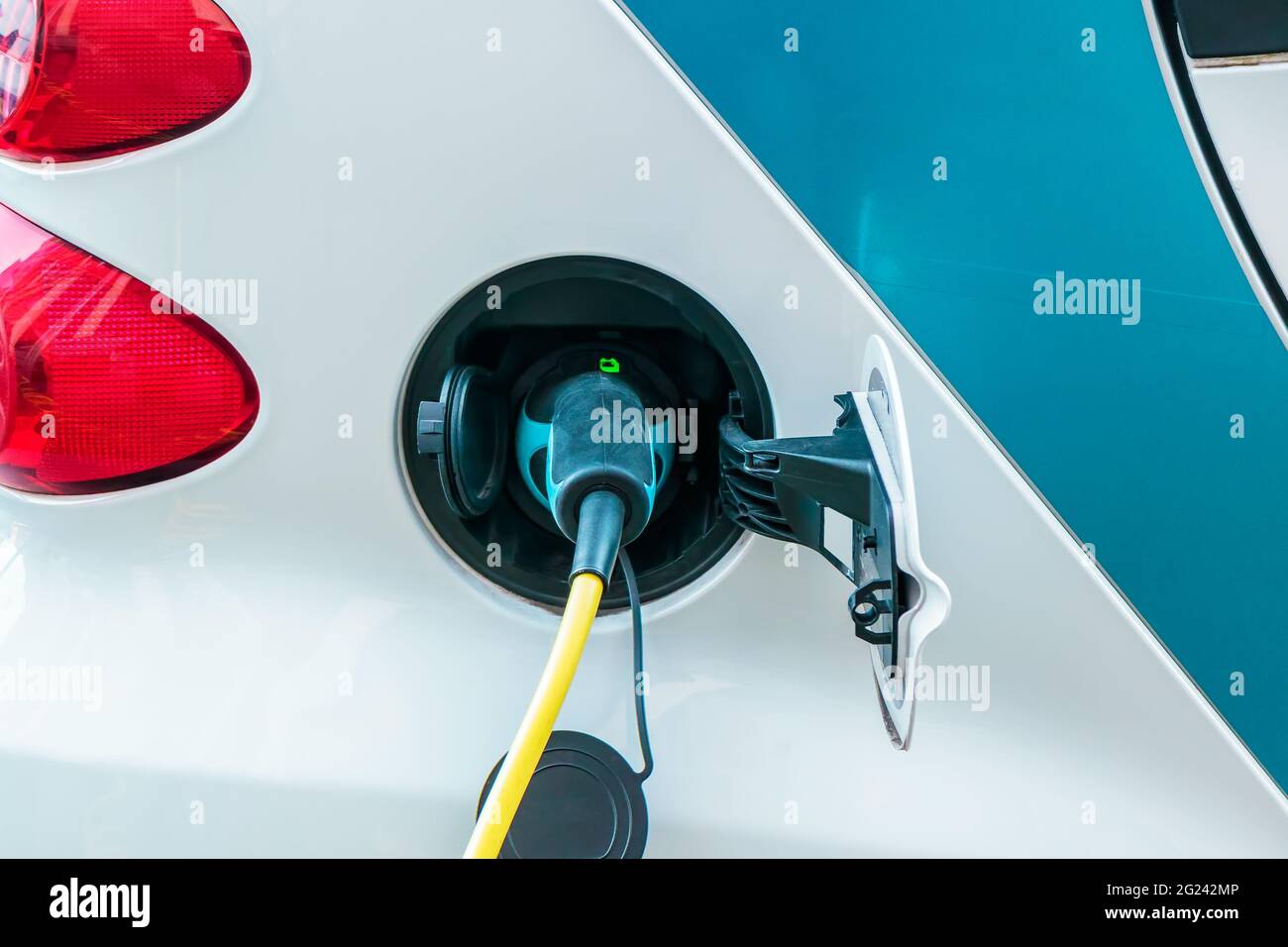 Charging battery electric car hi-res stock photography and images - Alamy