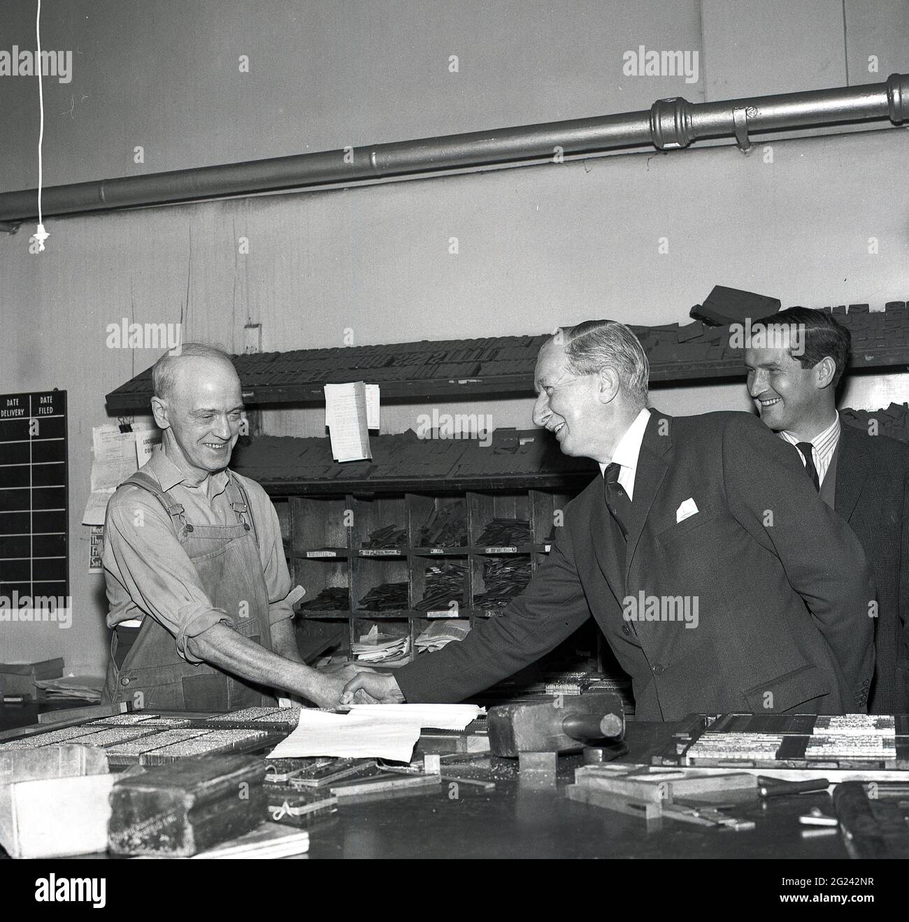 Black hand shaking white hand hi-res stock photography and images - Alamy