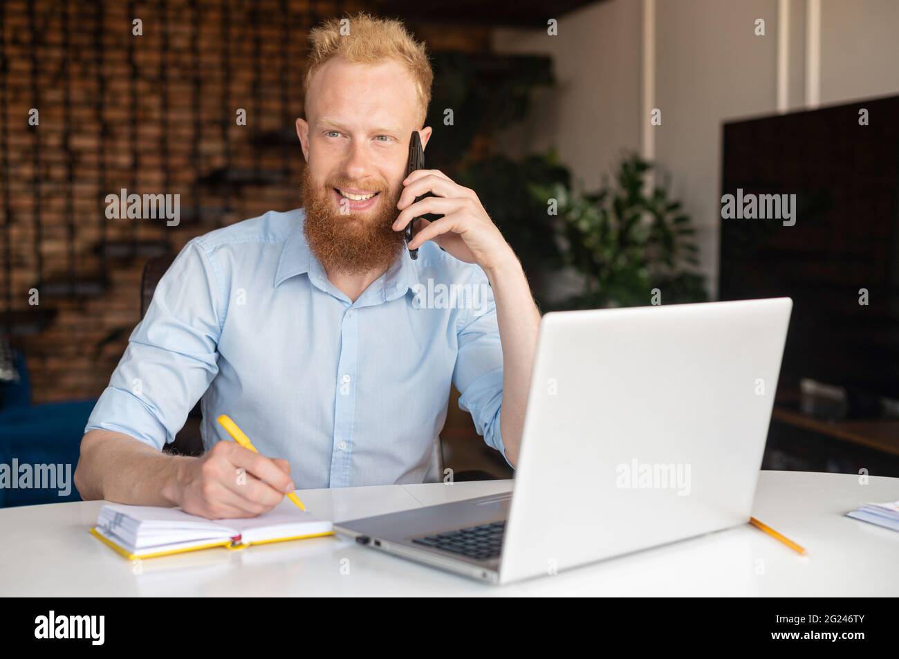 Man cell phone staying home hi-res stock photography and images - Alamy