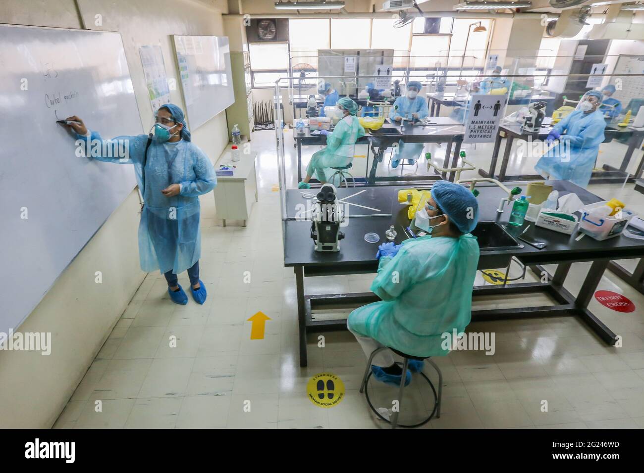 Manila. 8th June, 2021. Students wearing personal protective equipment ...