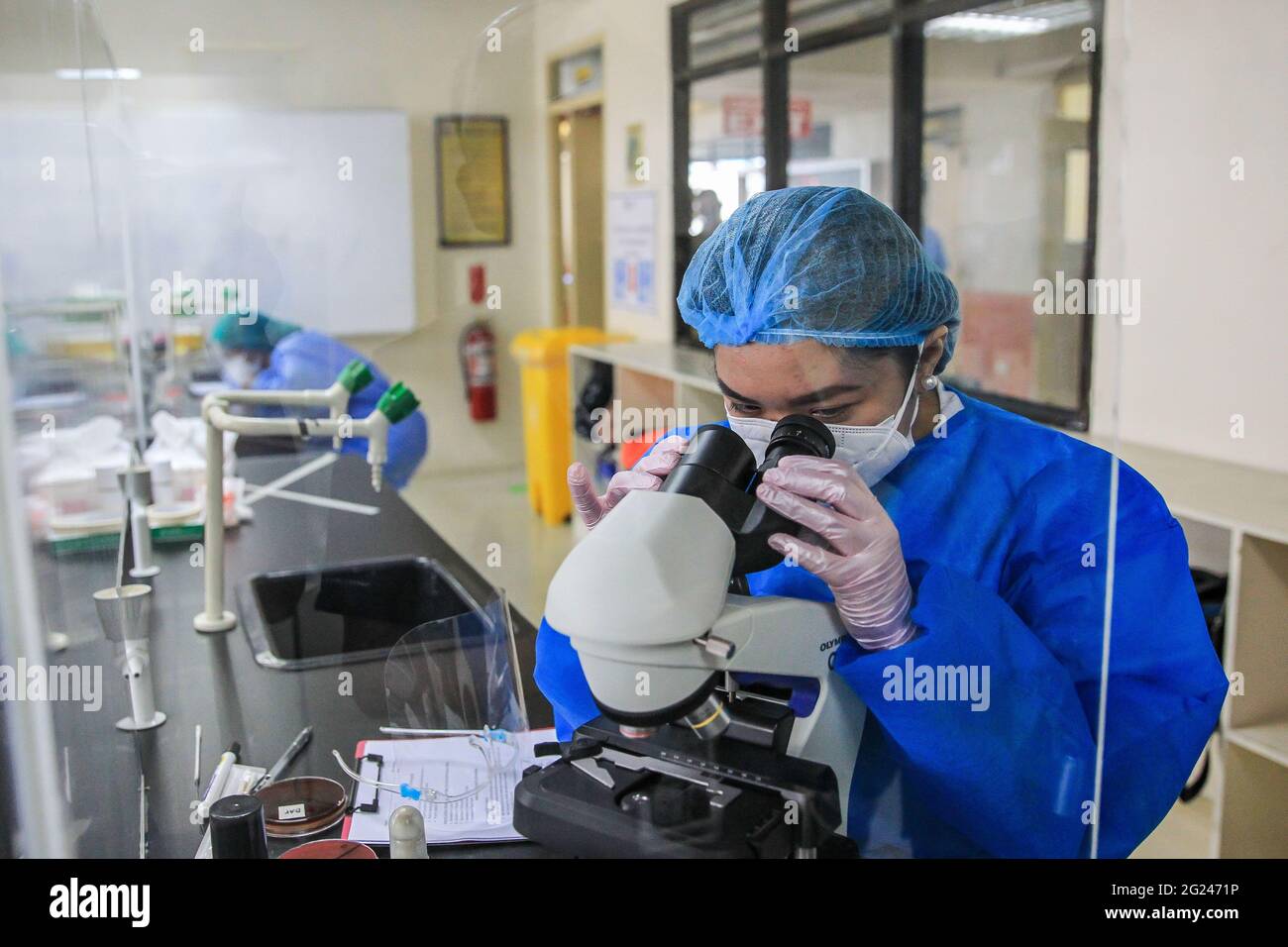 Manila. 8th June, 2021. Students wearing personal protective equipment ...