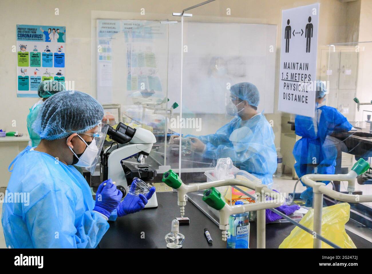Manila. 8th June, 2021. Students wearing personal protective equipment ...