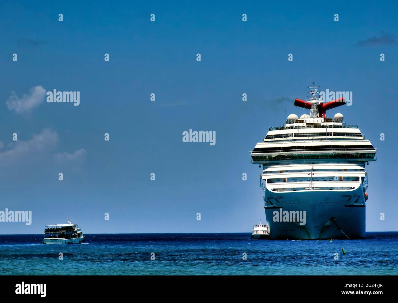 Ships anchored off shore hi-res stock photography and images - Alamy