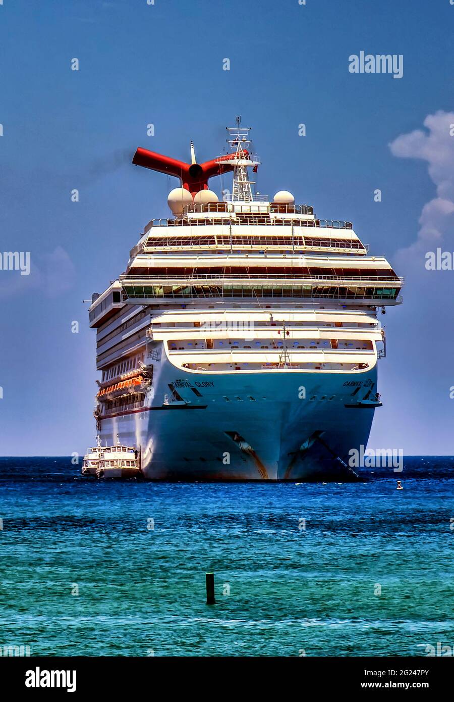 Ships anchored off shore hi-res stock photography and images - Alamy