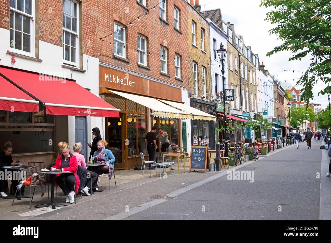 Row terraced flats above shops hi-res stock photography and images - Alamy