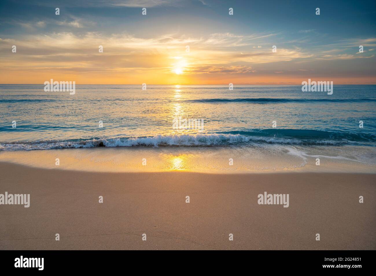 Sun rising at sea hi-res stock photography and images - Alamy