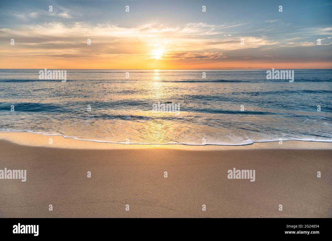 Sun rising at sea hi-res stock photography and images - Alamy