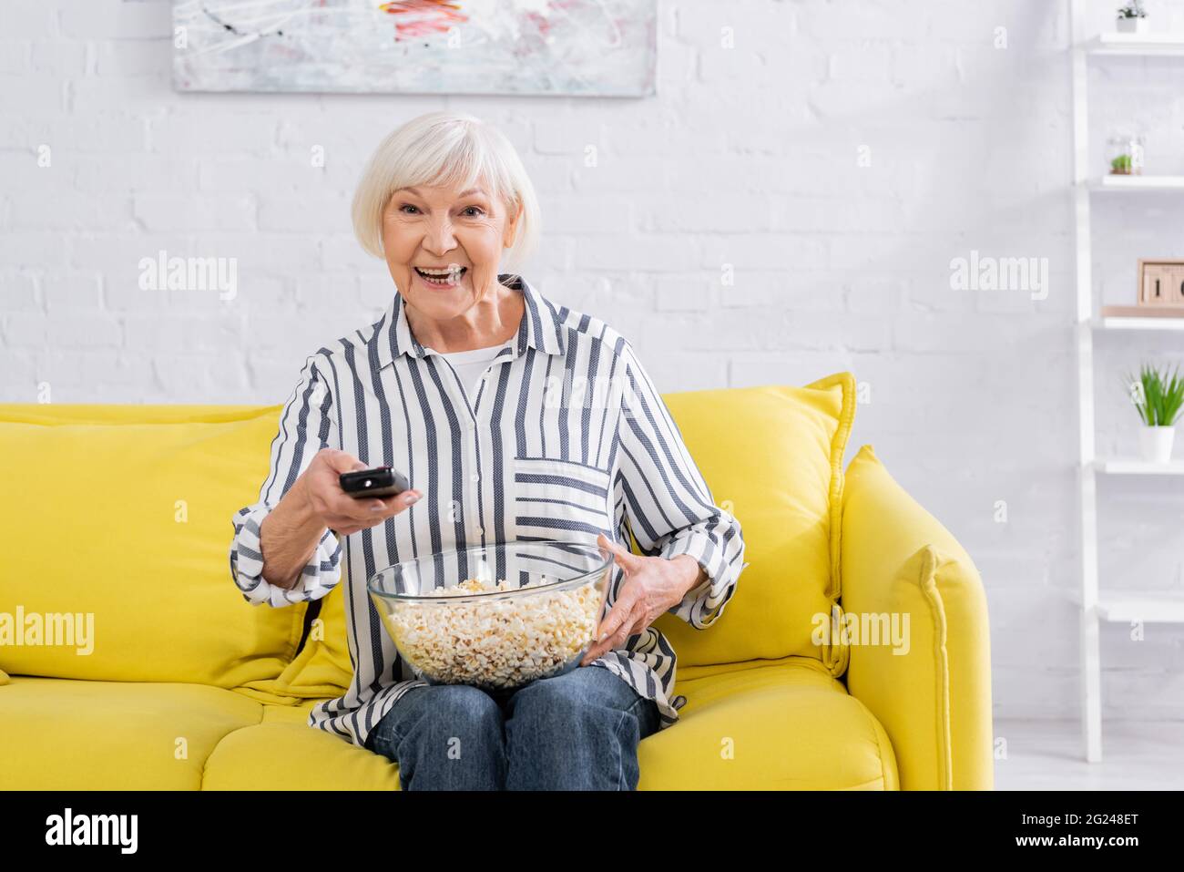 Senior controller hi-res stock photography and images - Alamy