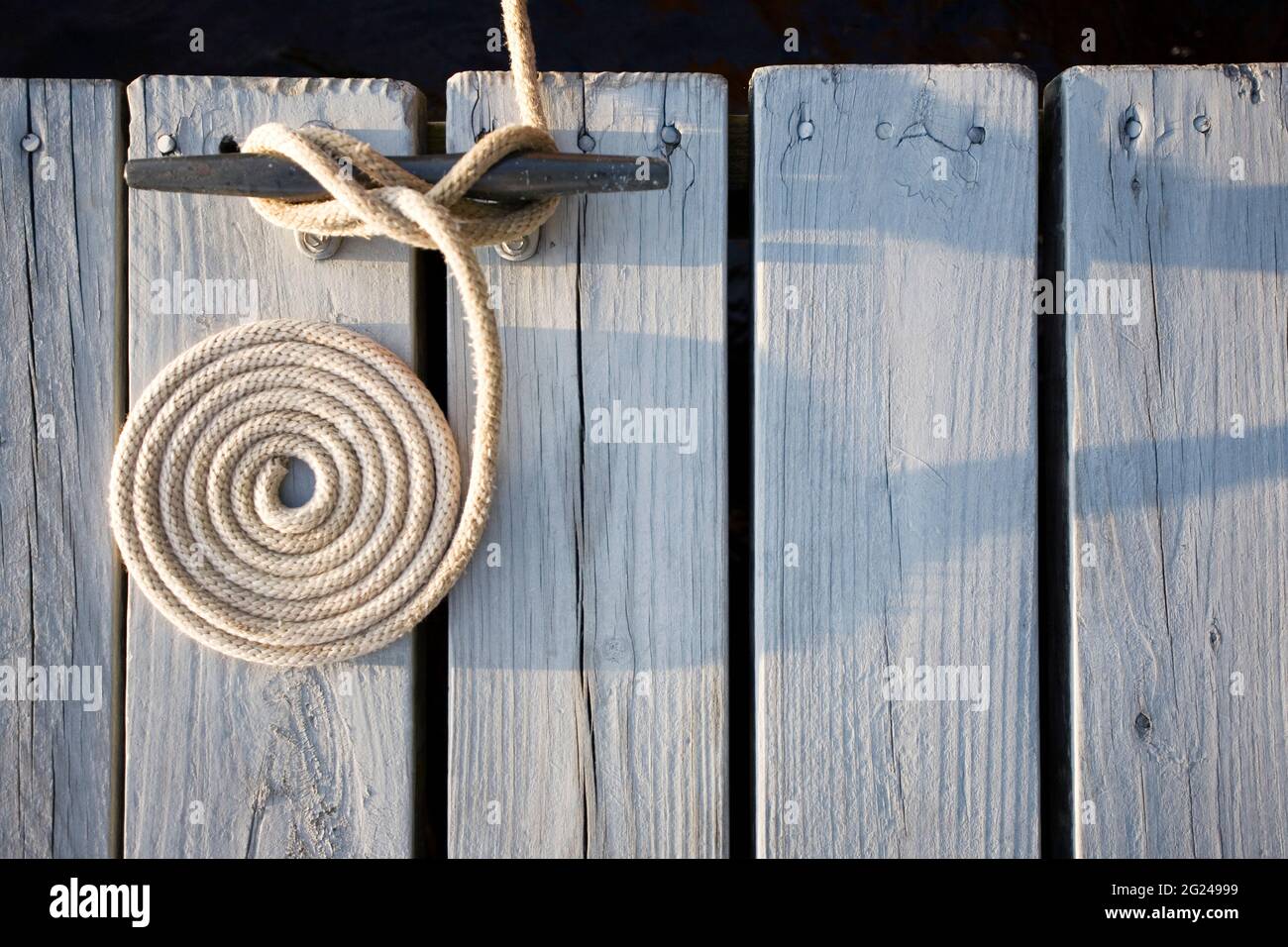 Rope tied around cleat hi-res stock photography and images - Alamy
