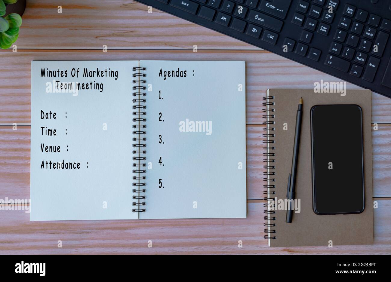 Meeting minutes list text written on notepad Stock Photo - Alamy