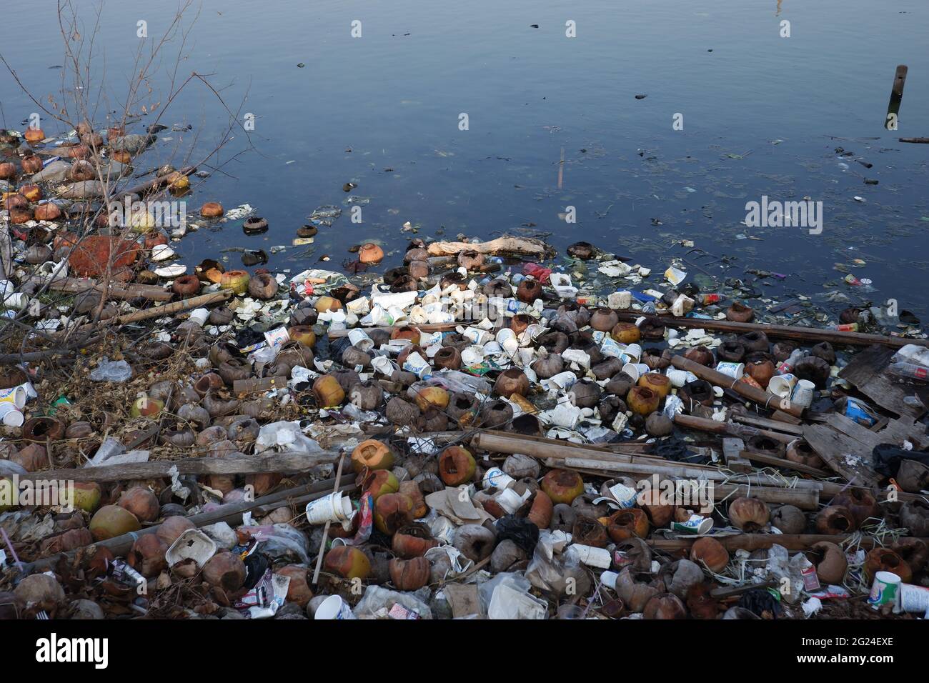 Weir sluice gate canal hi-res stock photography and images - Alamy