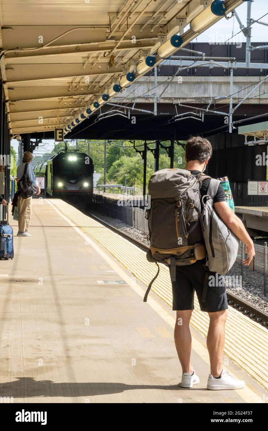 Passenger train approaching platform hi-res stock photography and ...