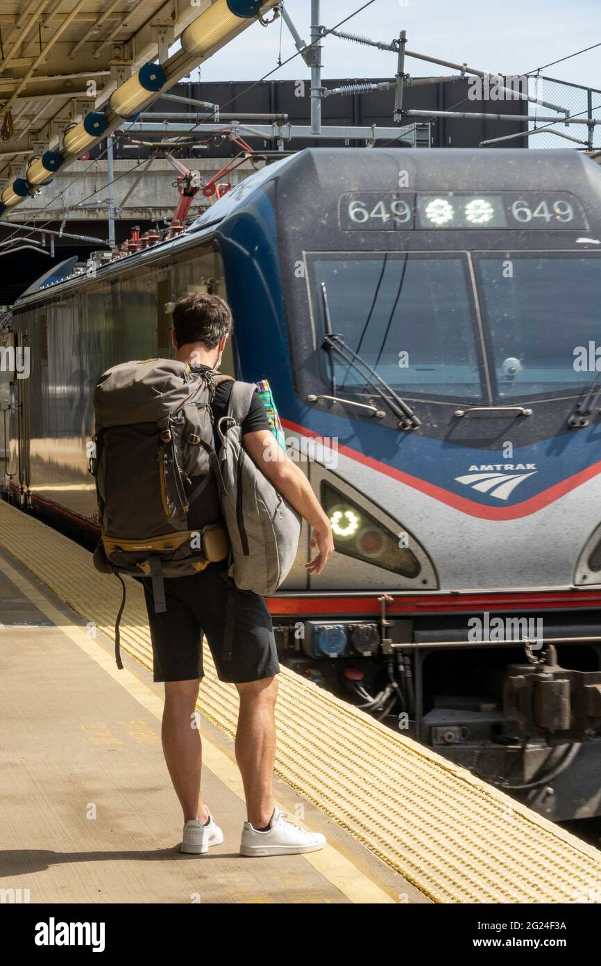 Passenger train approaching platform hi-res stock photography and ...