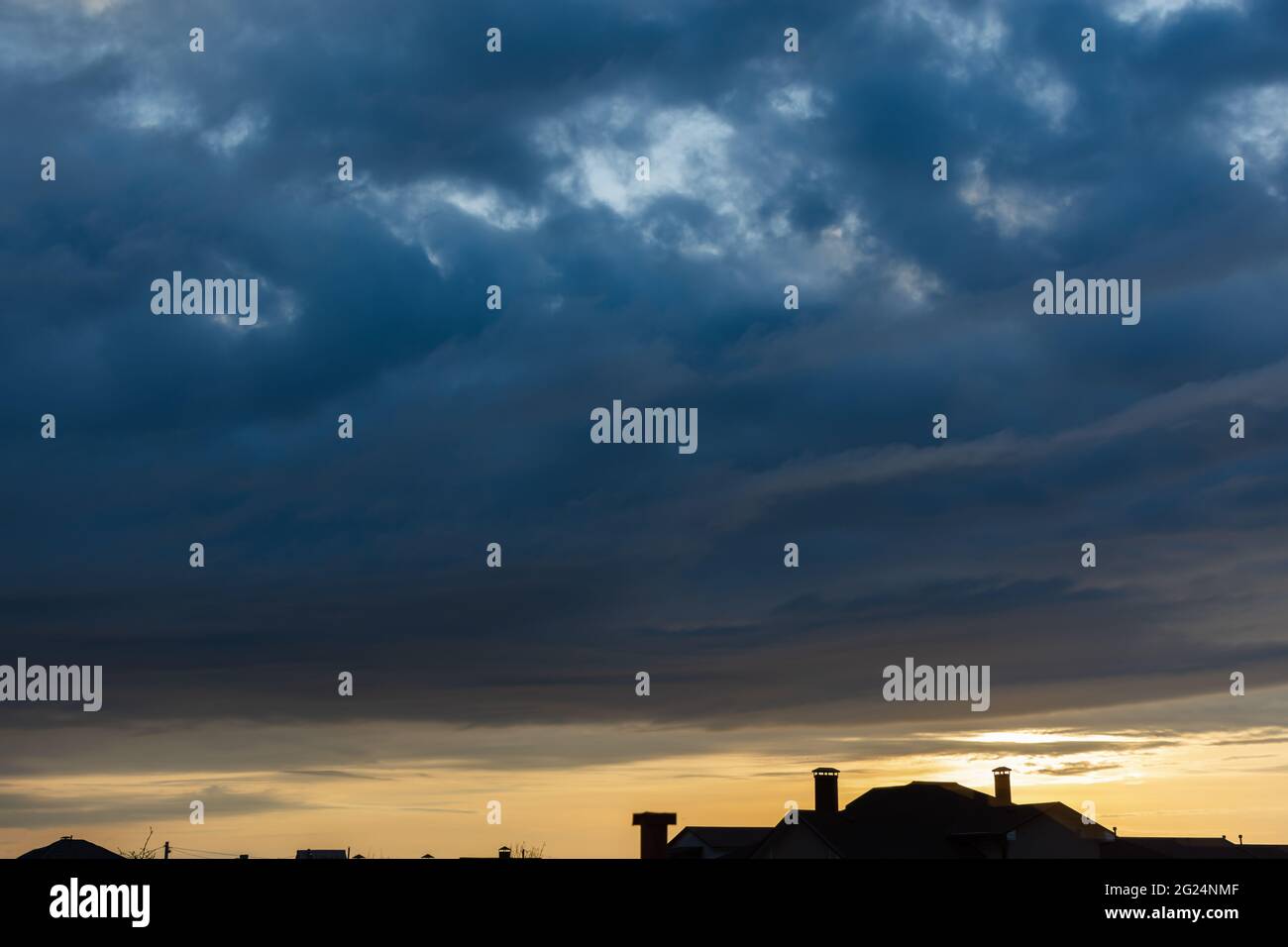 Dark angry sky hi-res stock photography and images - Alamy