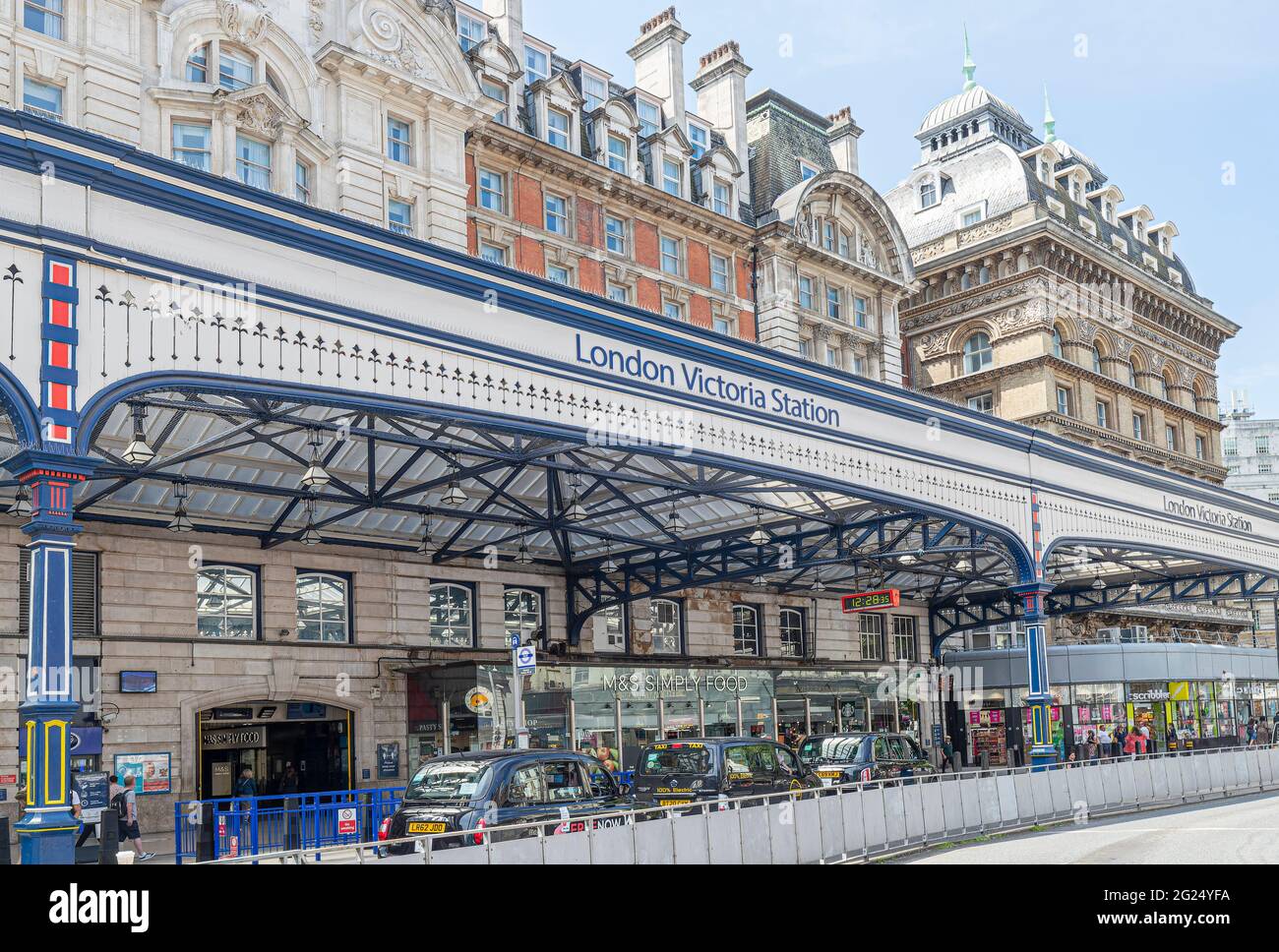 Outside Victoria Railway Station in London Stock Photo - Alamy