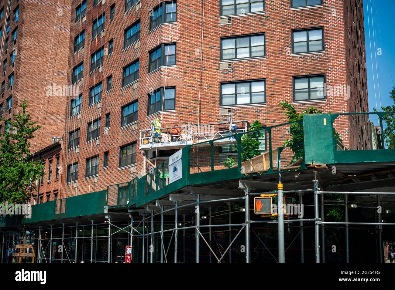 New york building scaffolding hi-res stock photography and images - Alamy
