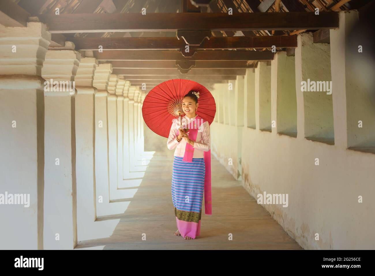 Young woman holding parasol smiling hi-res stock photography and images ...
