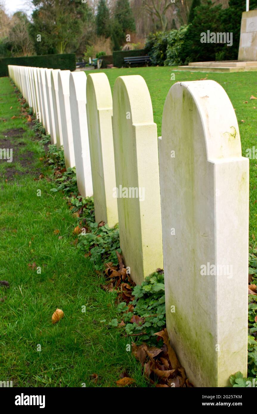 Row of graves at the graveyard Stock Photo - Alamy