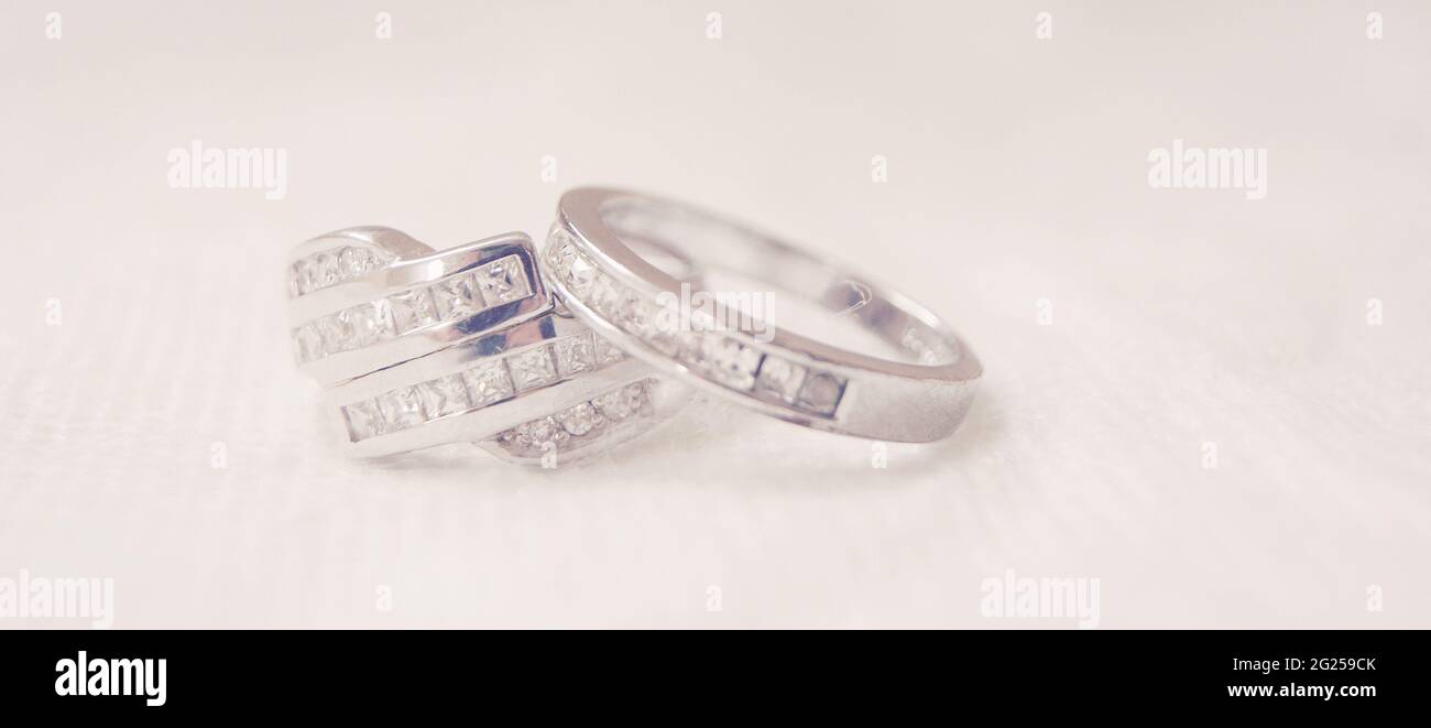 Two platinum rings hi-res stock photography and images - Alamy