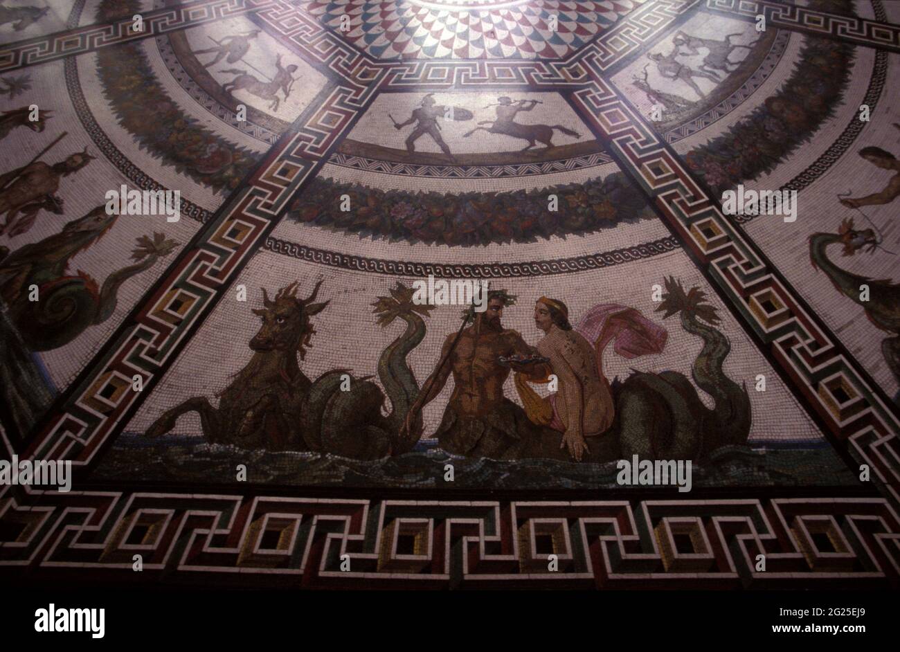 Roman pavilion hi-res stock photography and images - Alamy