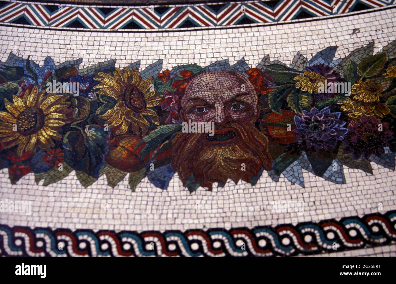 Roman pavilion hi-res stock photography and images - Alamy