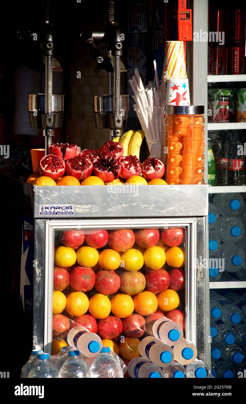 Shop selling freshly squezed juice, Istanbul, Turkey Stock Photo - Alamy